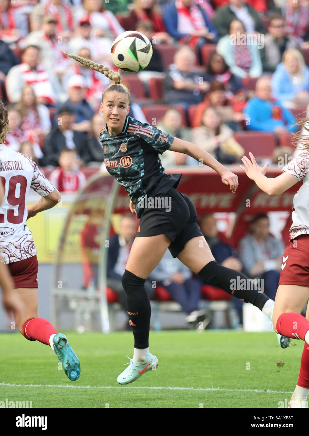 Giulia Gwinn (Muenchen) koepft den Ball, 1. FC Koeln - FC Bayern Munich ...