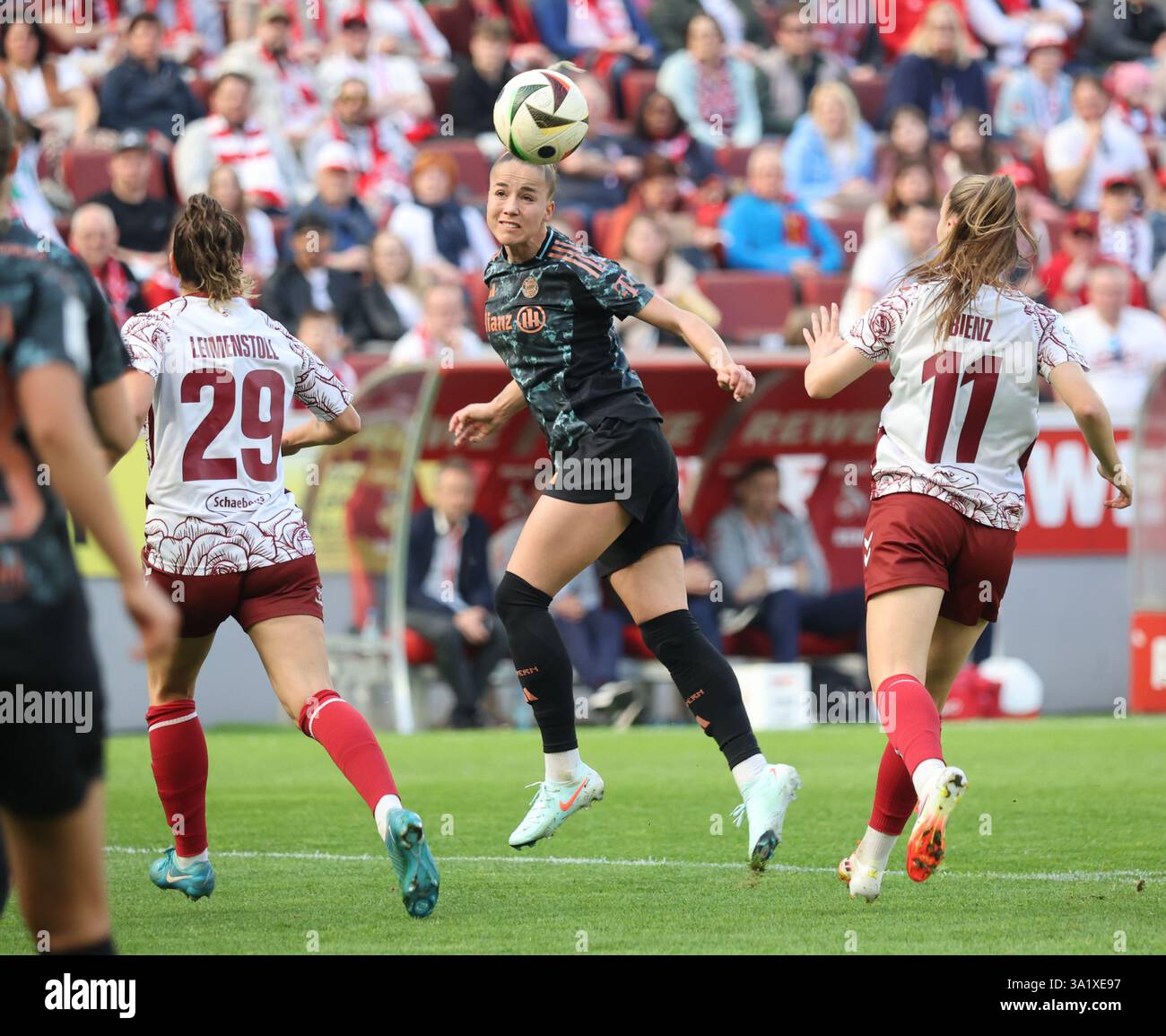 Giulia Gwinn (Muenchen) koepft den Ball zwischen Vanessa Leimenstoll ...