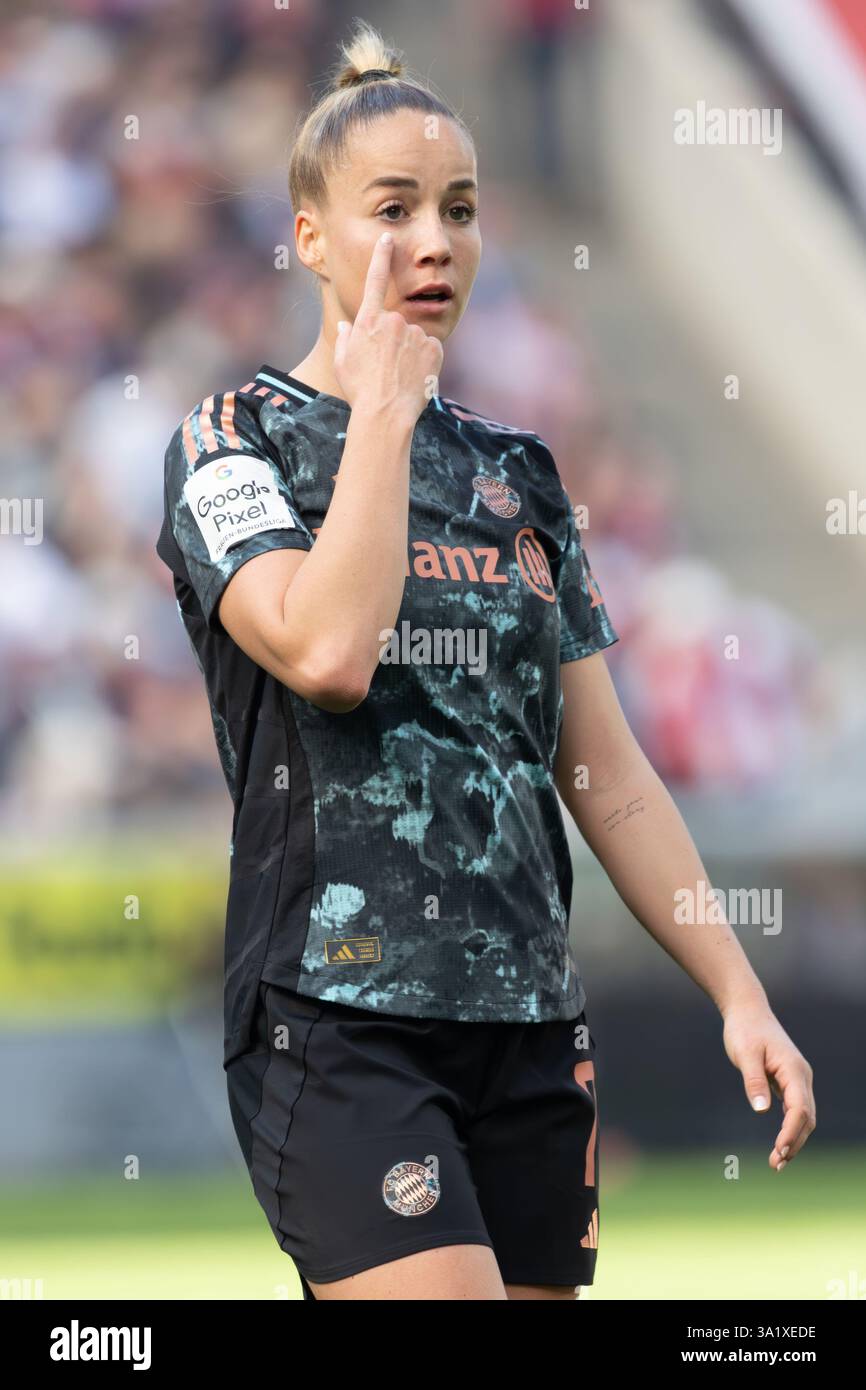 Giulia Gwinn (Muenchen), 1. FC Koeln - FC Bayern Munich, Google Pixel ...