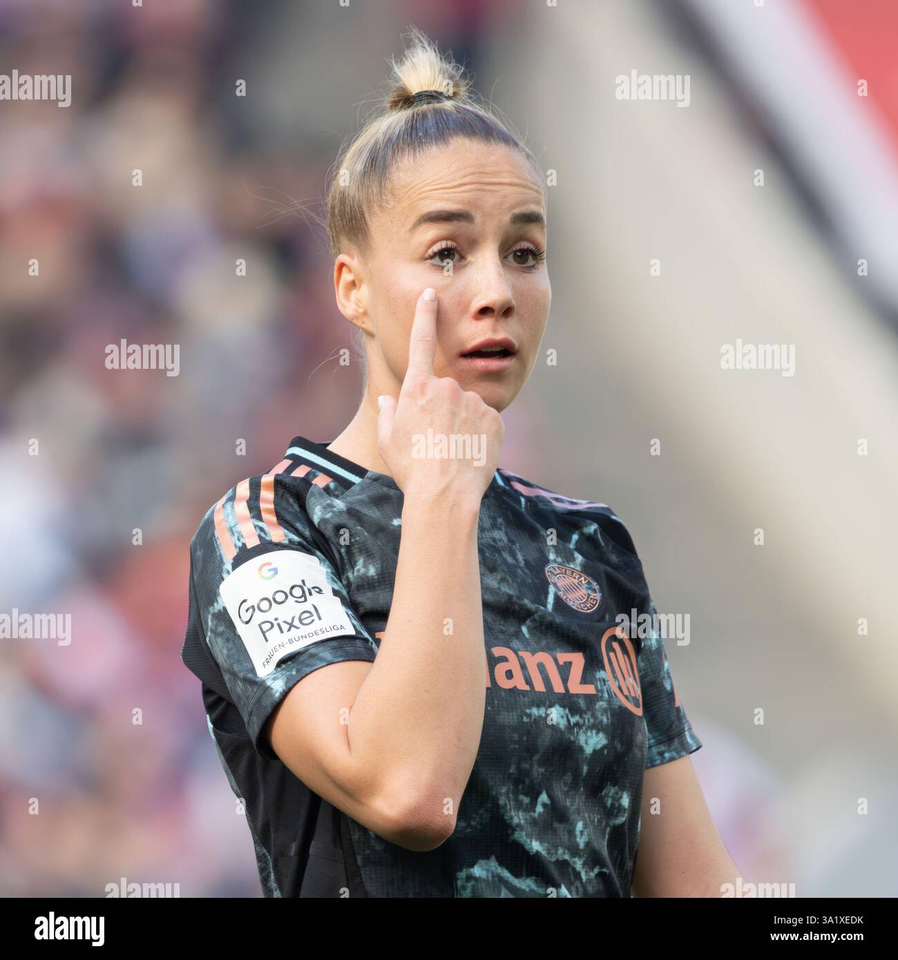 Giulia Gwinn (Muenchen), 1. FC Koeln - FC Bayern Munich, Google Pixel ...
