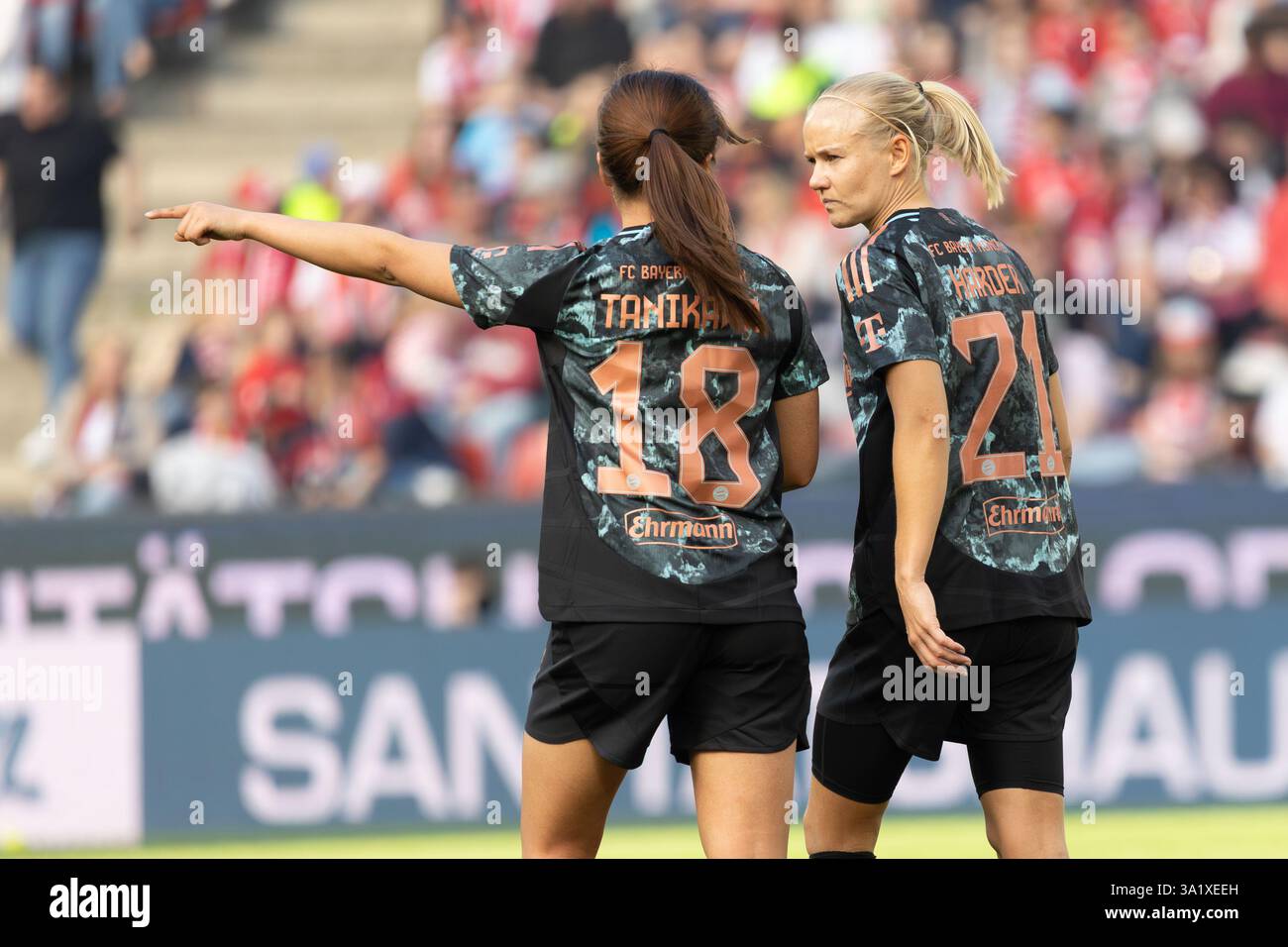 Pernille Harder (Muenchen, R) und Momoko Tanikawa (Muenchen), 1. FC ...