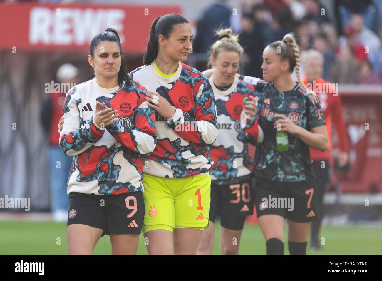 Koeln, Deutschland. 09th Mar, 2025. Jovana Damnjanovic (Muenchen, L) mit Torfrau Maria Luisa ...