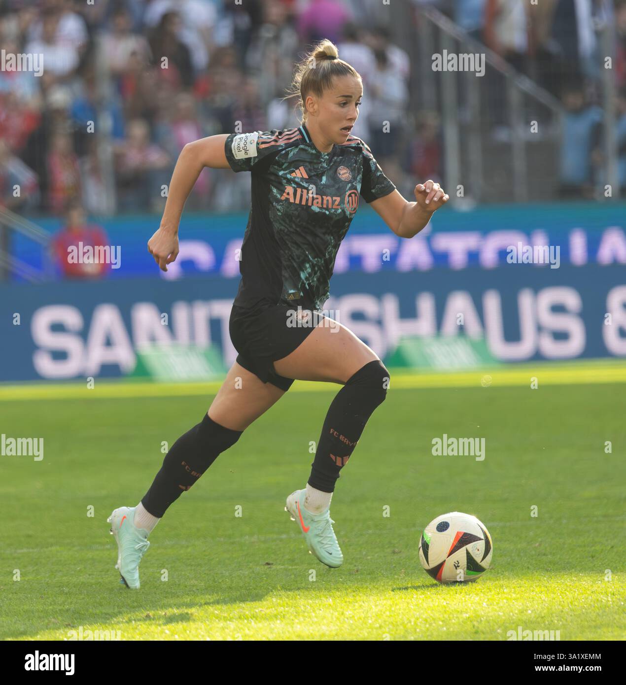 Giulia Gwinn (Muenchen), 1. FC Koeln - FC Bayern Munich, Google Pixel ...