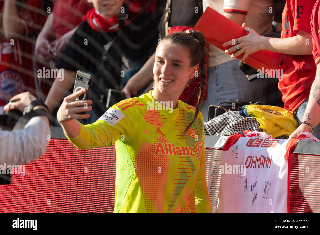 Ena Mahmutovic (Muenchen) macht nach dem Spiel Selfies mit den Fans, 1 ...