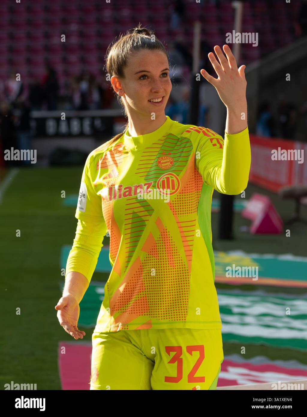 Ena Mahmutovic (Muenchen), 1. FC Koeln - FC Bayern Munich, Google Pixel ...
