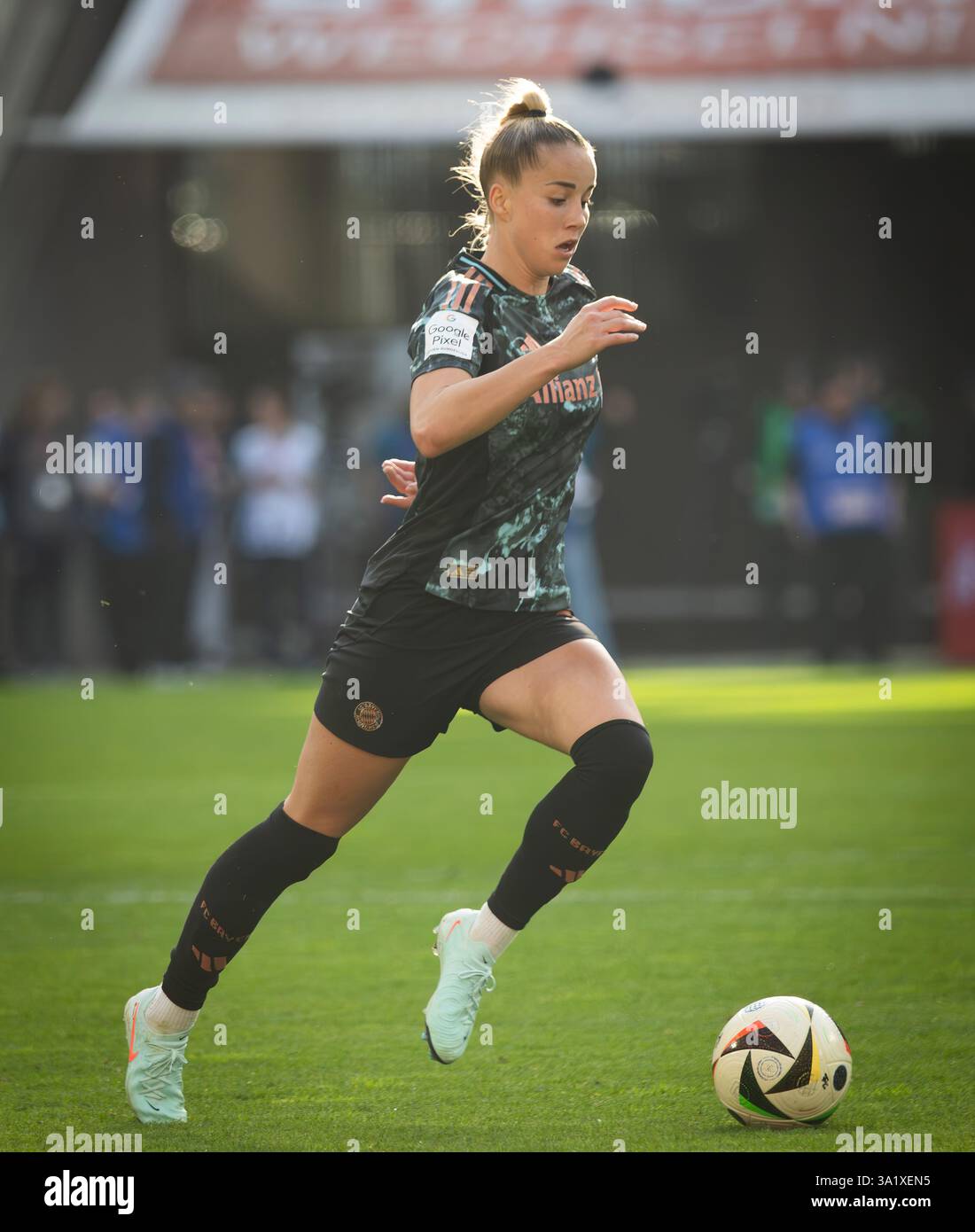 Giulia Gwinn (Muenchen), 1. FC Koeln - FC Bayern Munich, Google Pixel ...