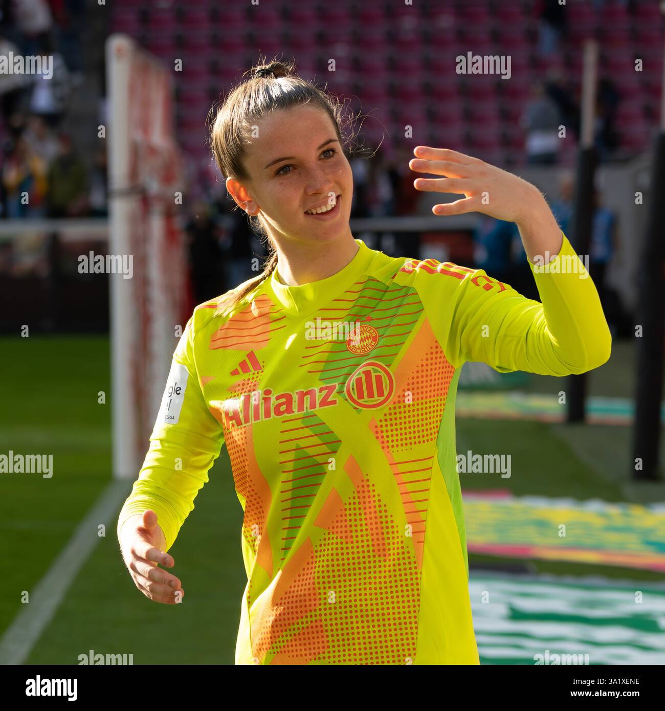 Ena Mahmutovic (Muenchen), 1. FC Koeln - FC Bayern Munich, Google Pixel ...
