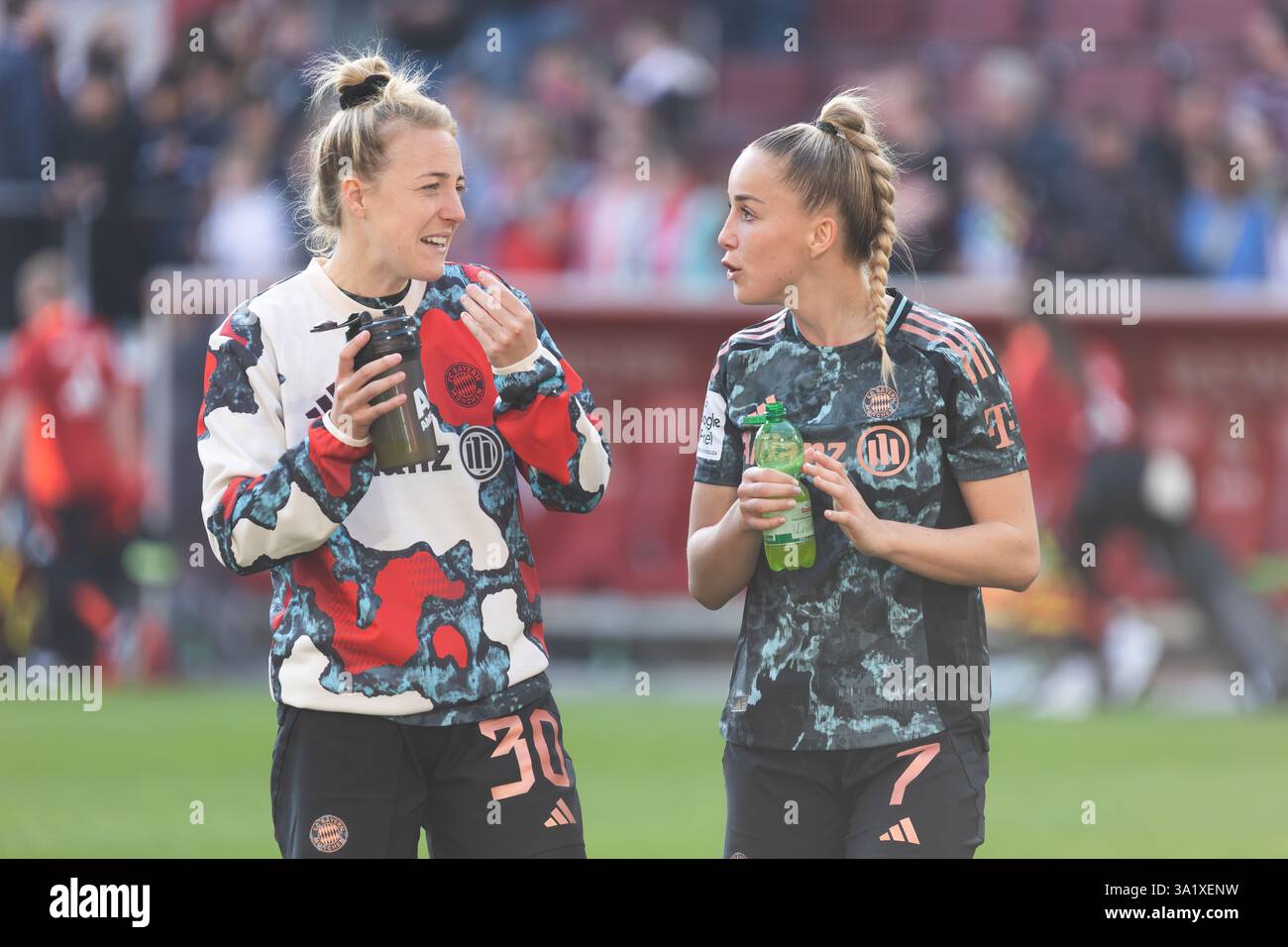 Koeln, Deutschland. 09th Mar, 2025. Carolin Simon (Muenchen, L) mit Giulia Gwinn (Muenchen), 1 ...