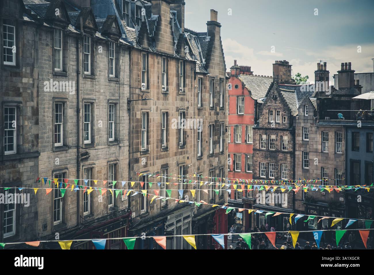 The famous Victoria street in the historical center of Edinburgh ...