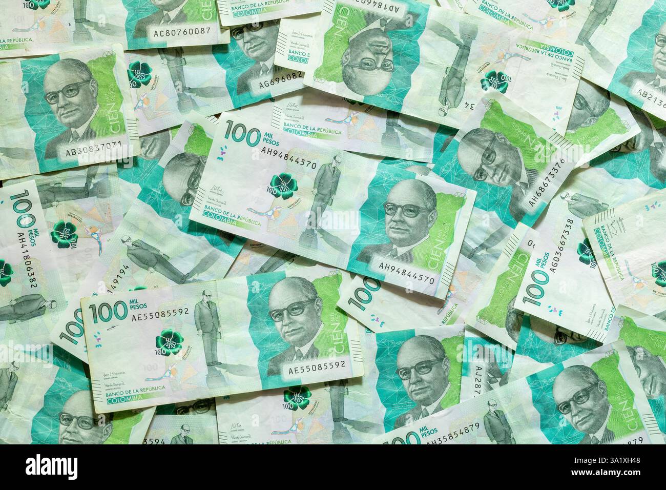 Cop colombian peso bills falling hi-res stock photography and images ...