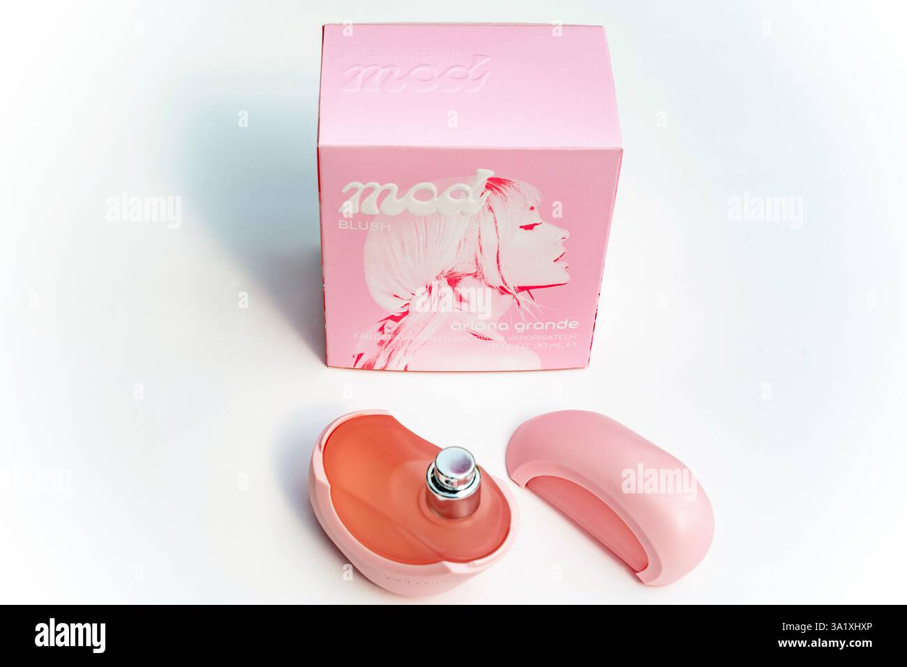 Ariana Grande Mod blush perfume Stock Photo - Alamy