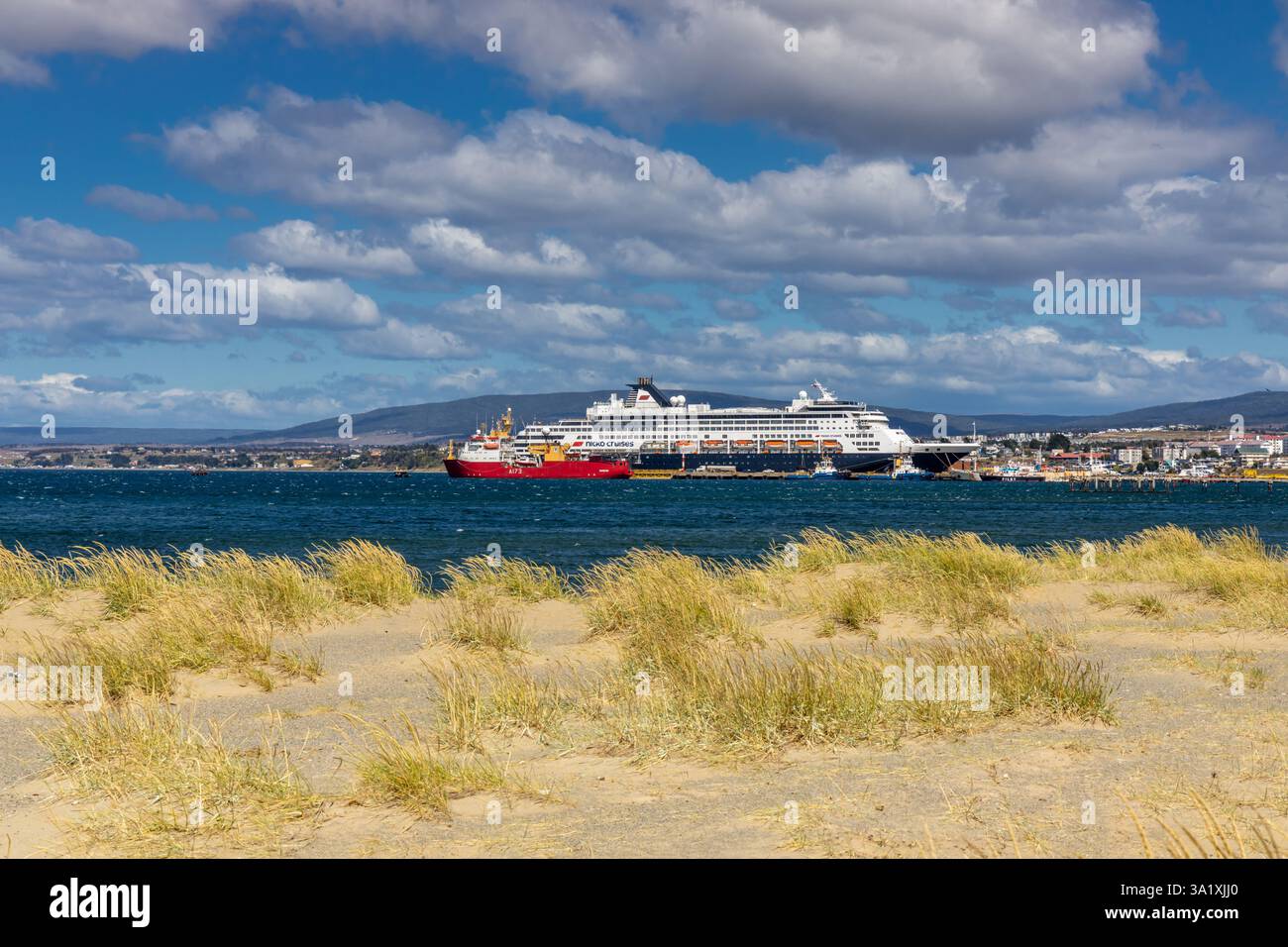 Ferdinand magellan ship hi-res stock photography and images - Alamy