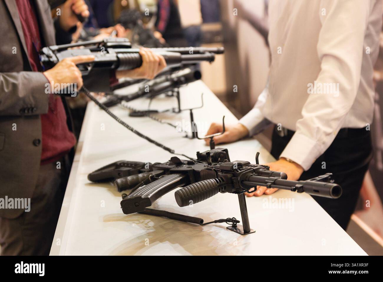 Automatic rifle on the window of the gun shop. Weapon Stock Photo - Alamy