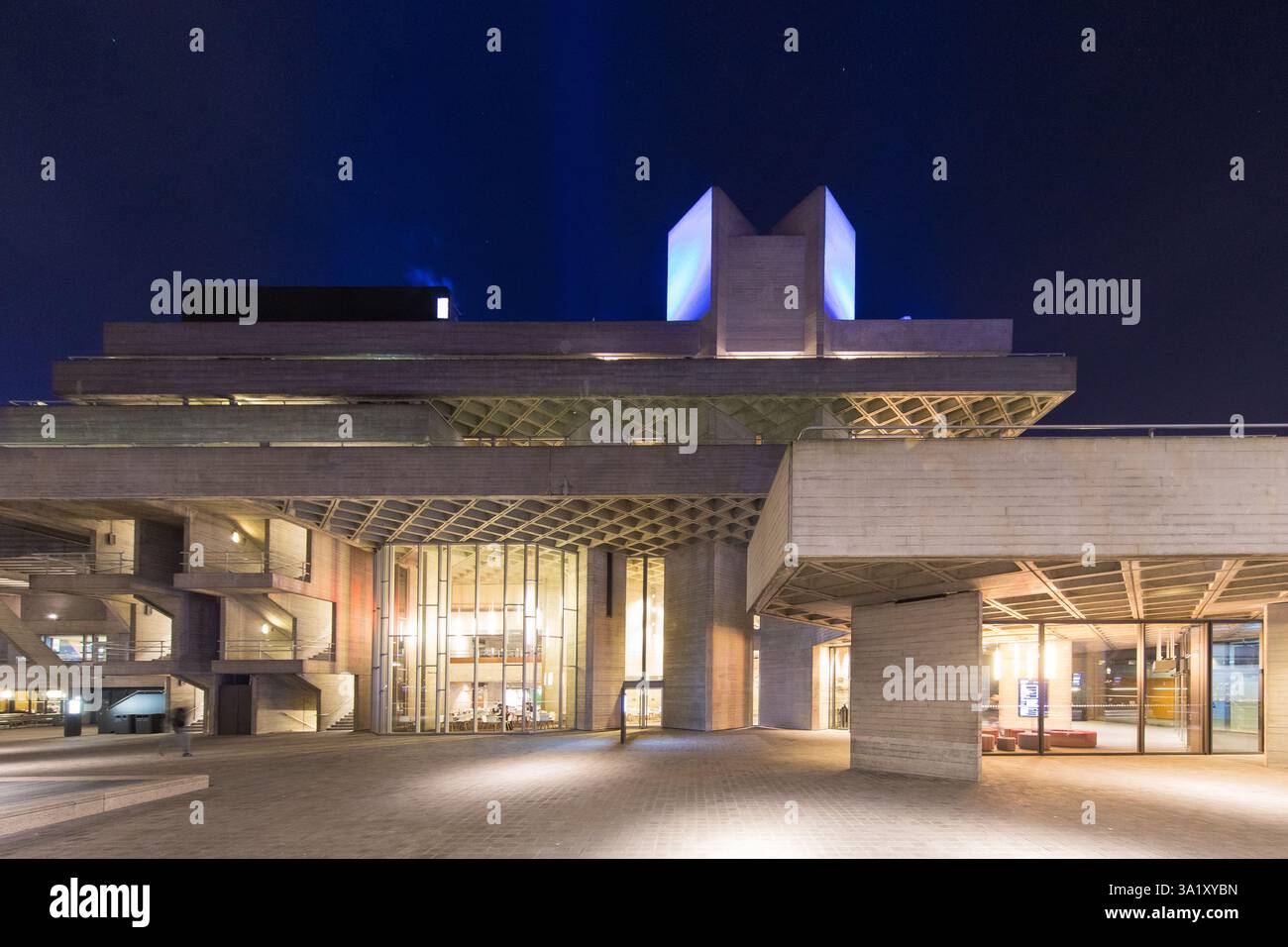 Night view of the National Theatre, London. Concrete Brutalist ...