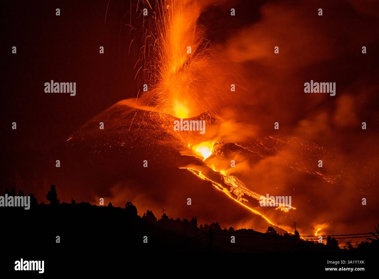 the volcano of la palma island, in spain, throwing magma Stock Photo ...