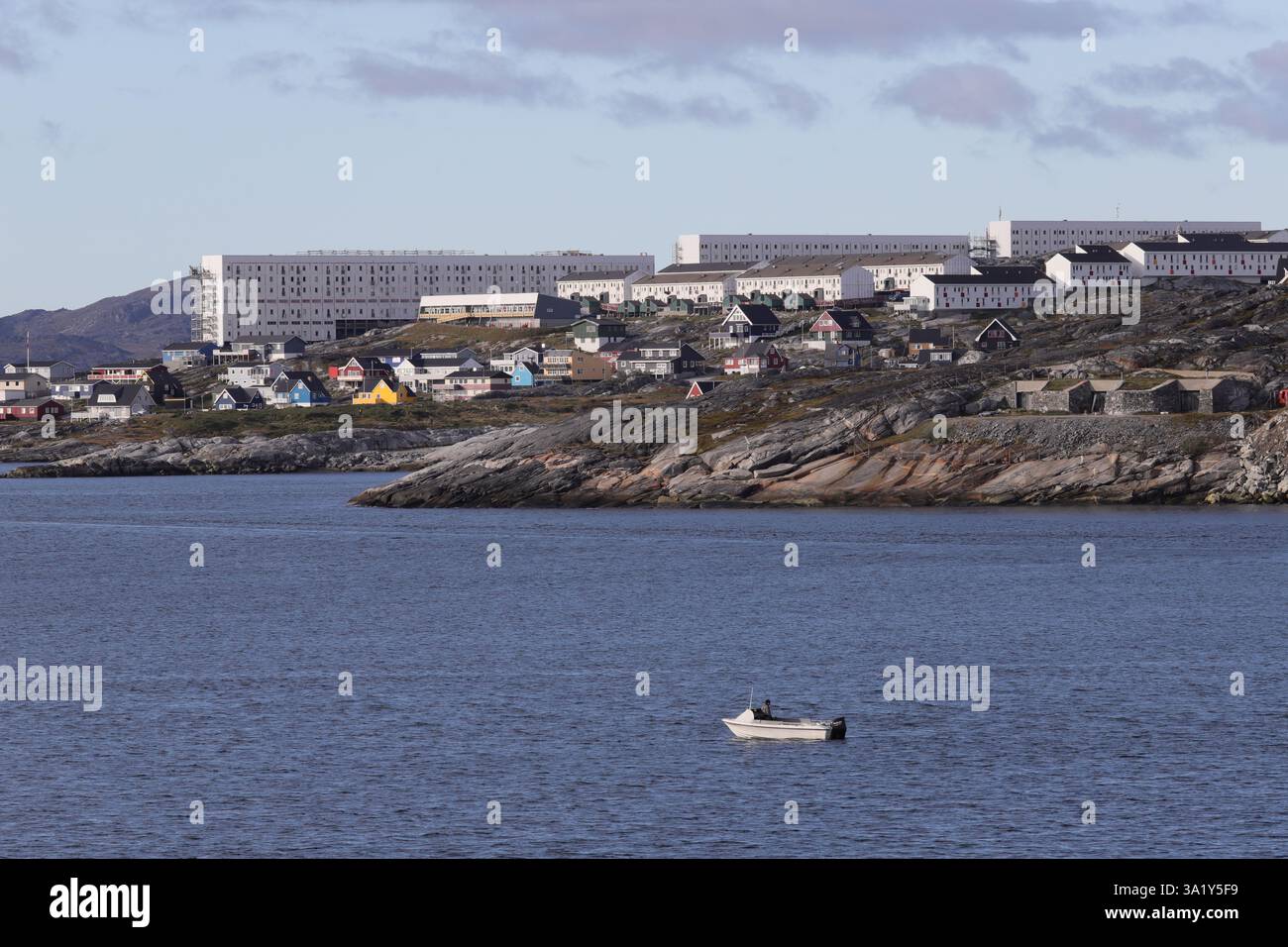 Die Hauptstadt von Grönland Nuuk ist gekennzeichnet von vielen neuen Wohnsiedlungen. Die ...