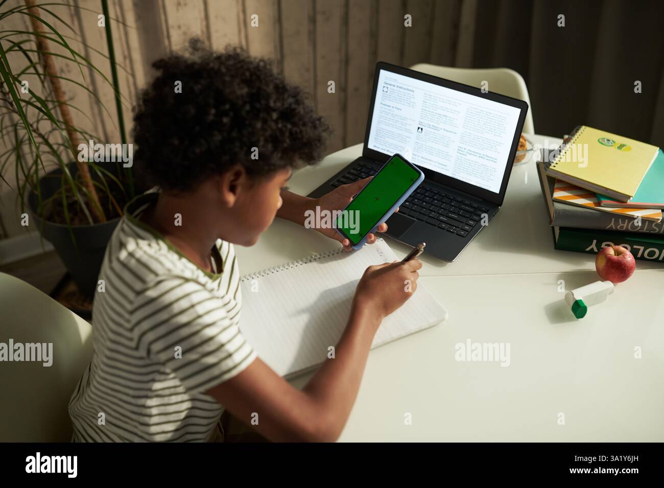 Child in front green screen hi-res stock photography and images - Alamy