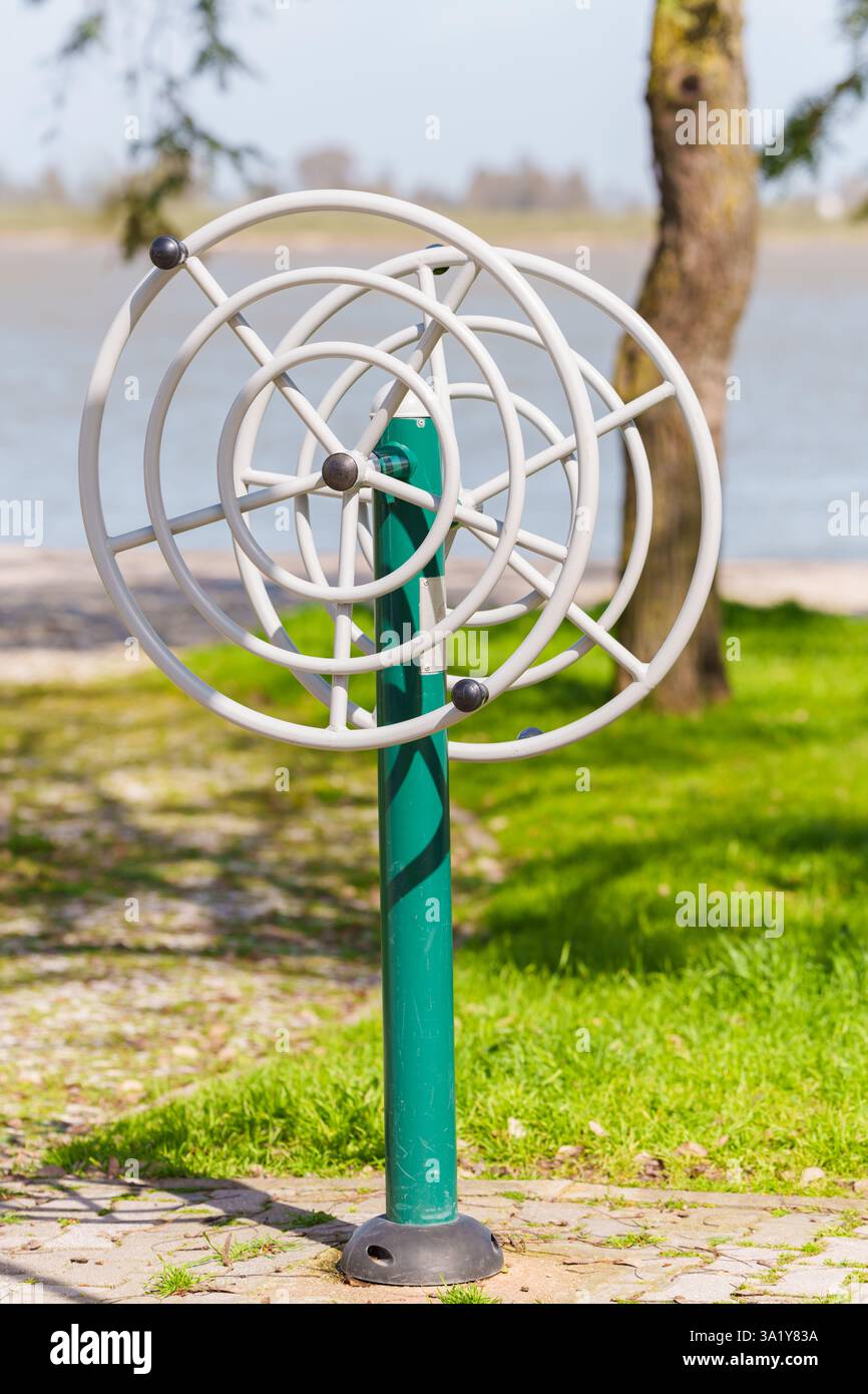 Public exercise machine with rotating wheels designed for upper body ...