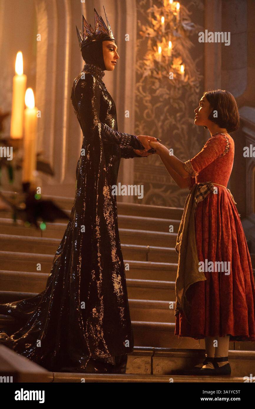 SNOW WHITE, from left: Gal Gadot as the Evil Queen, Rachel Zegler as Snow White, 2025. ph: Giles ...