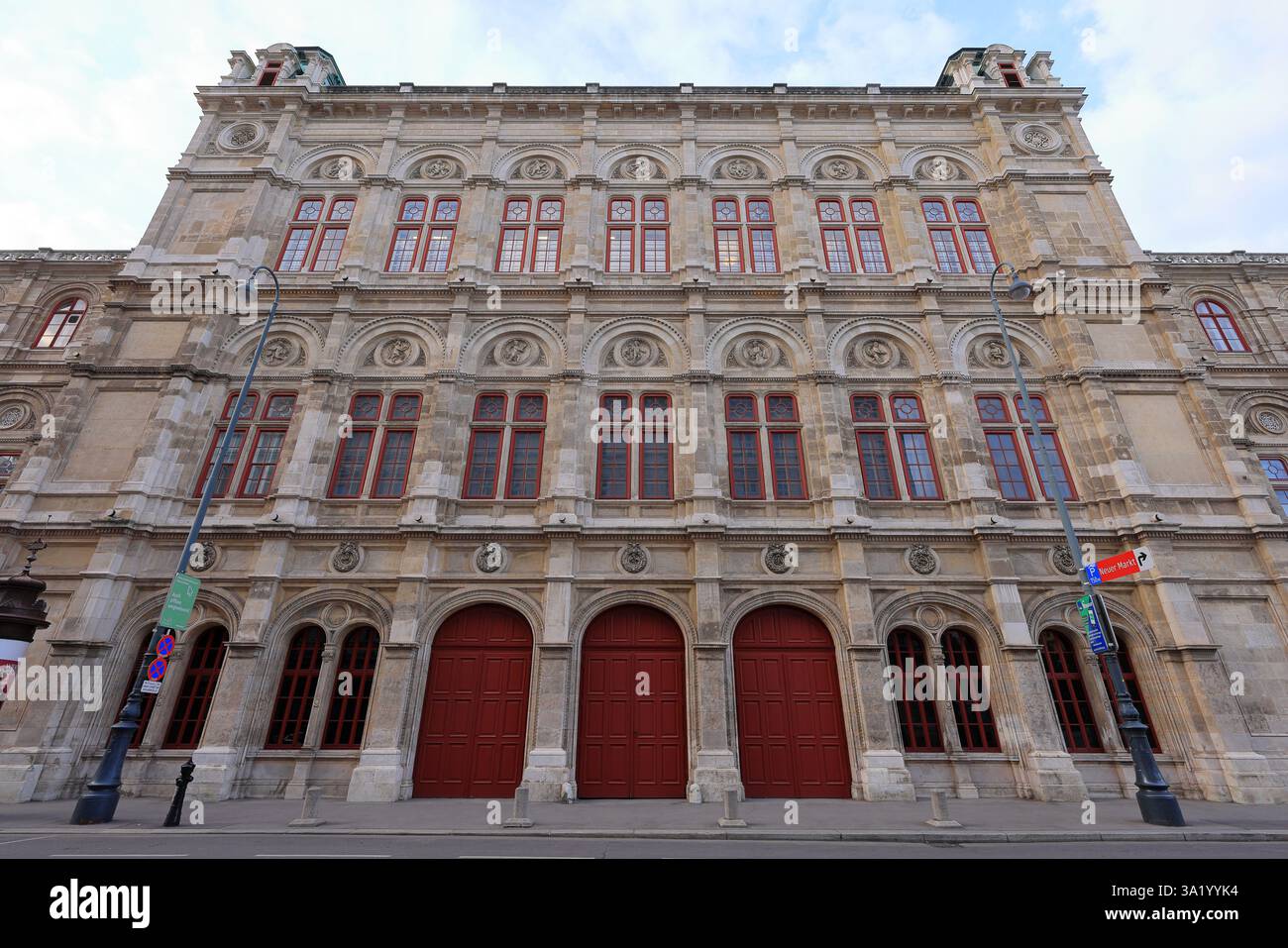 Vienna State Opera (Wiener Staatsoper), famous opera house in Wien ...