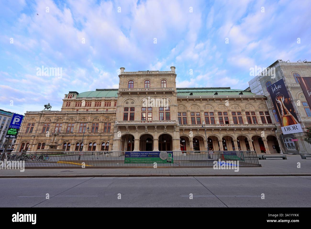 Vienna State Opera (Wiener Staatsoper), famous opera house in Wien ...