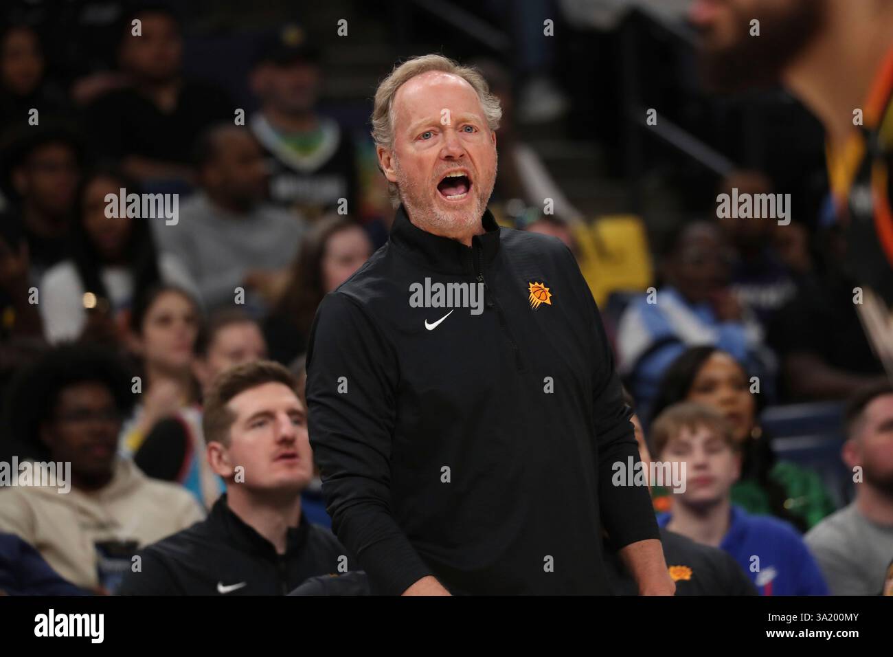 Phoenix Suns head coach Mike Budenholzer instructs his team against the ...