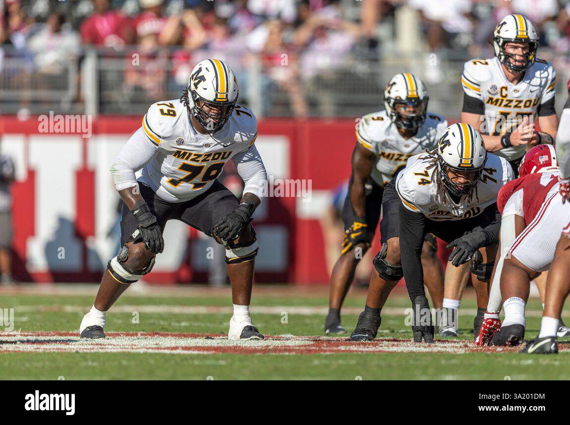 Missouri offensive lineman Armand Membou (79) sets up at the line of ...