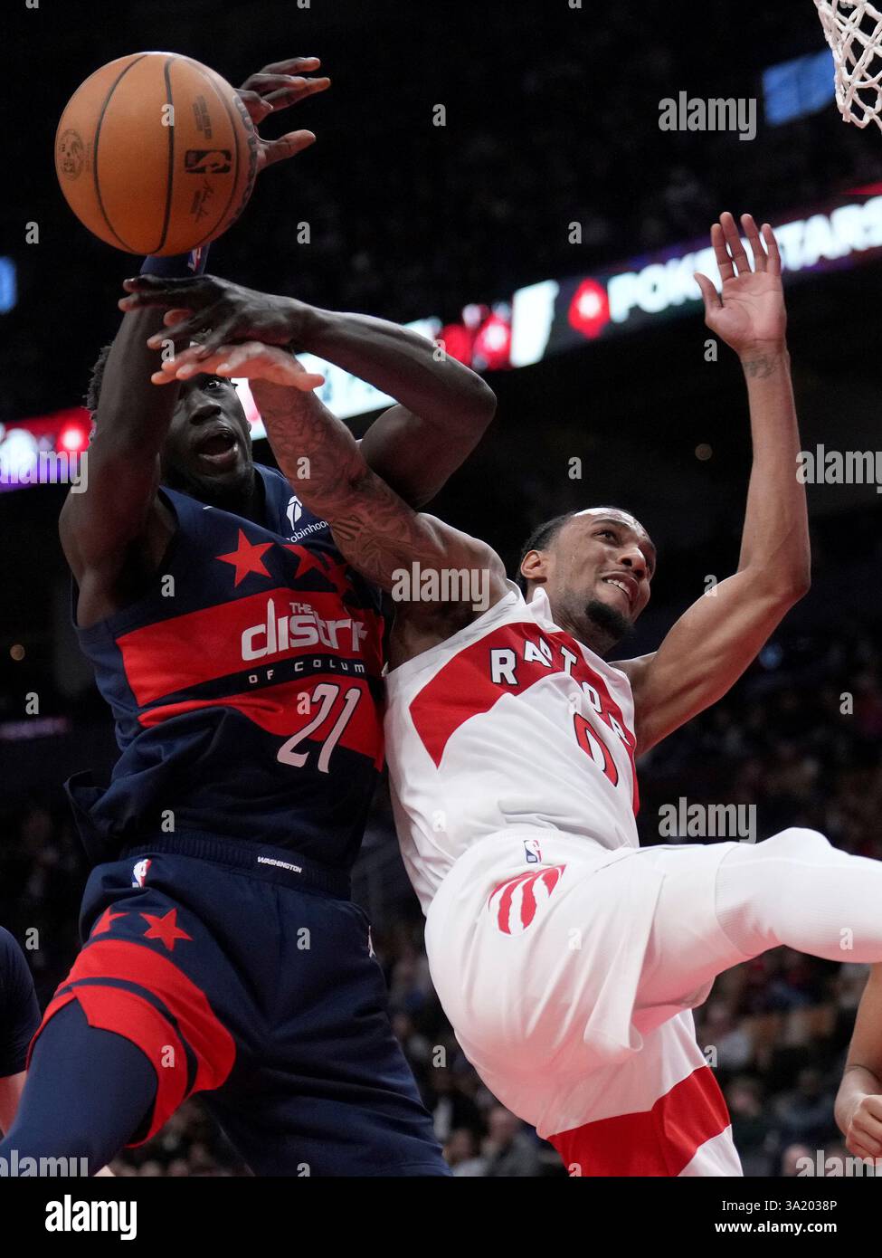 Washington Wizards forward JT Thor (21) and Toronto Raptors guard A.J ...