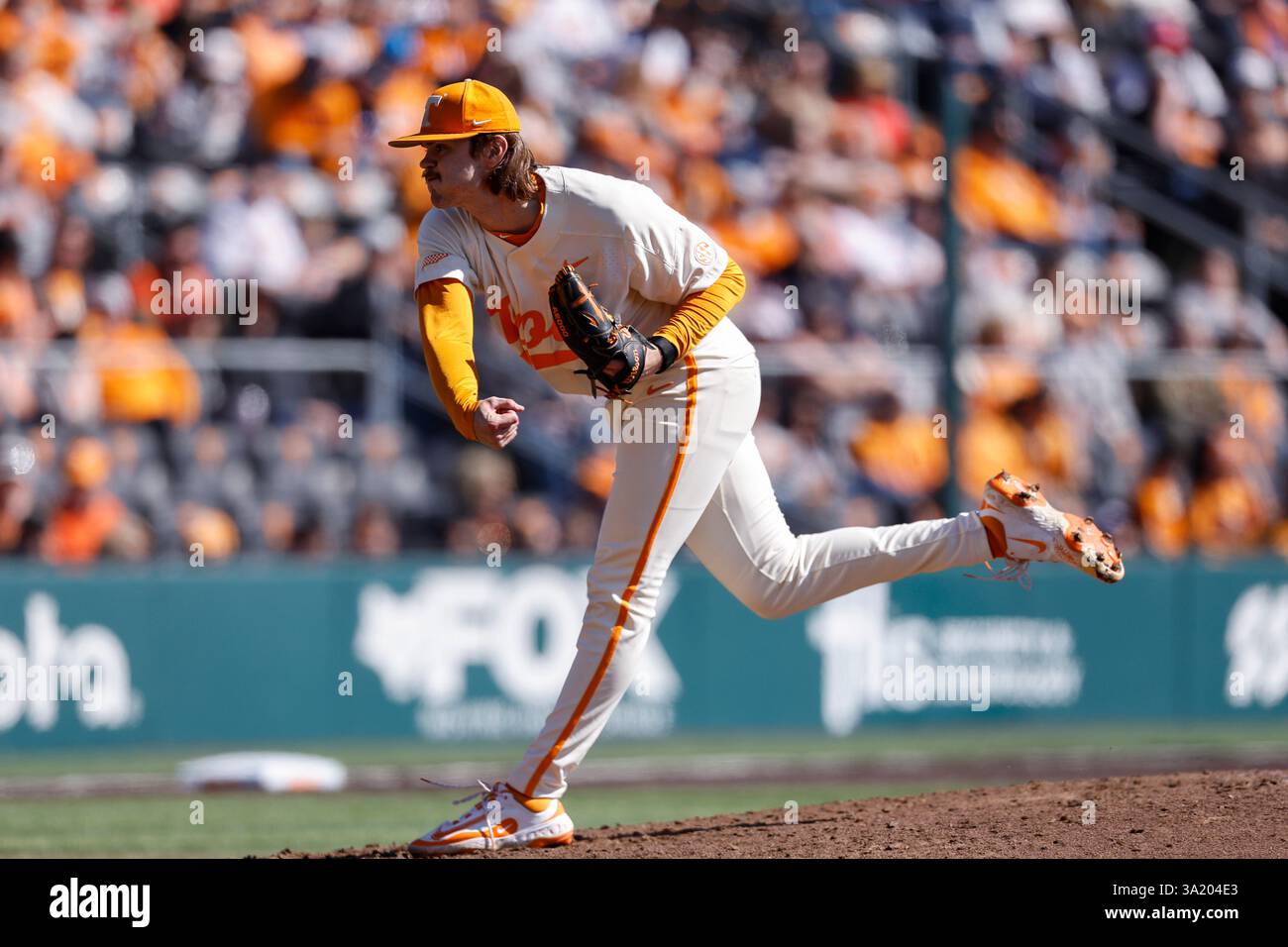 Tennessee Volunteers relief pitcher Austin Hunley (31) in action ...