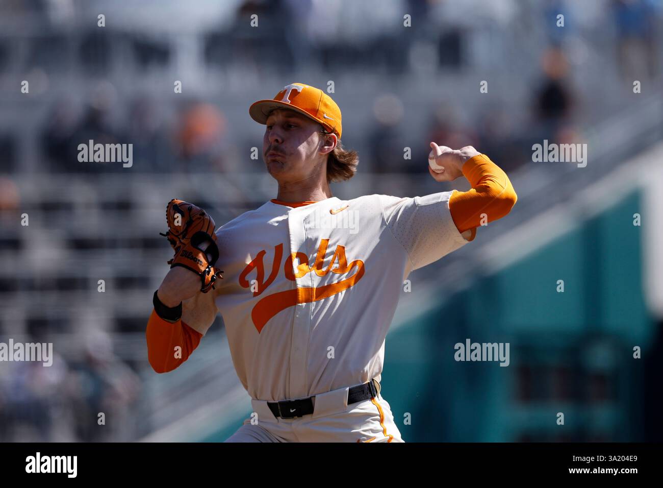 Tennessee Volunteers starting pitcher Brandon Arvidson (25) in action ...