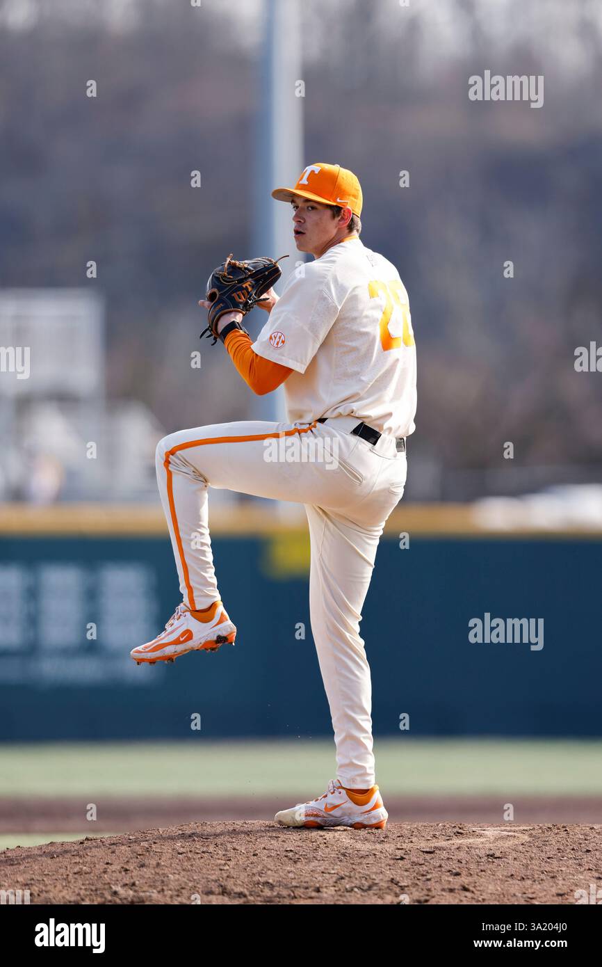 Tennessee Volunteers relief pitcher Ryan Combs (28) in action against ...