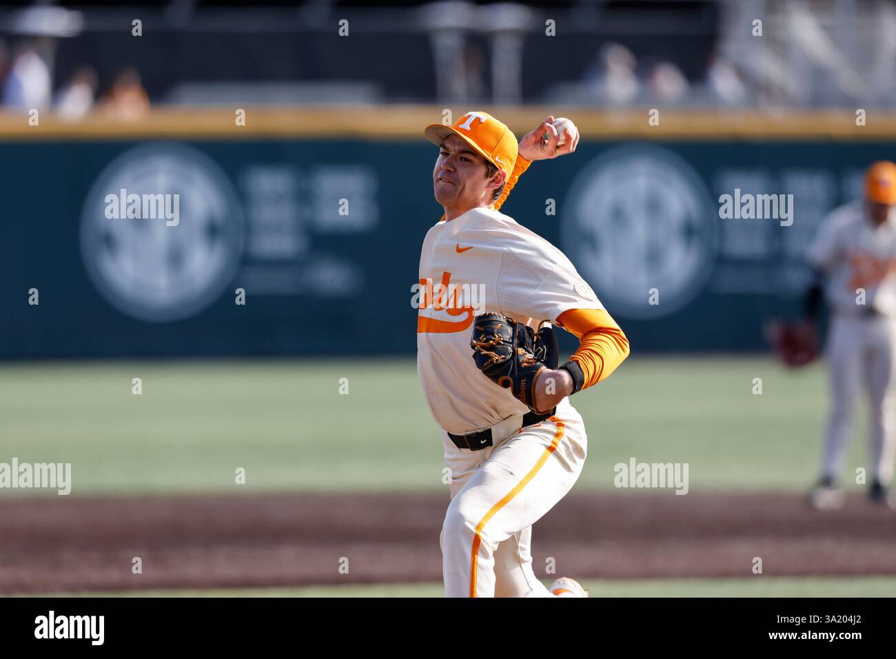 Tennessee Volunteers relief pitcher Ryan Combs (28) in action against ...