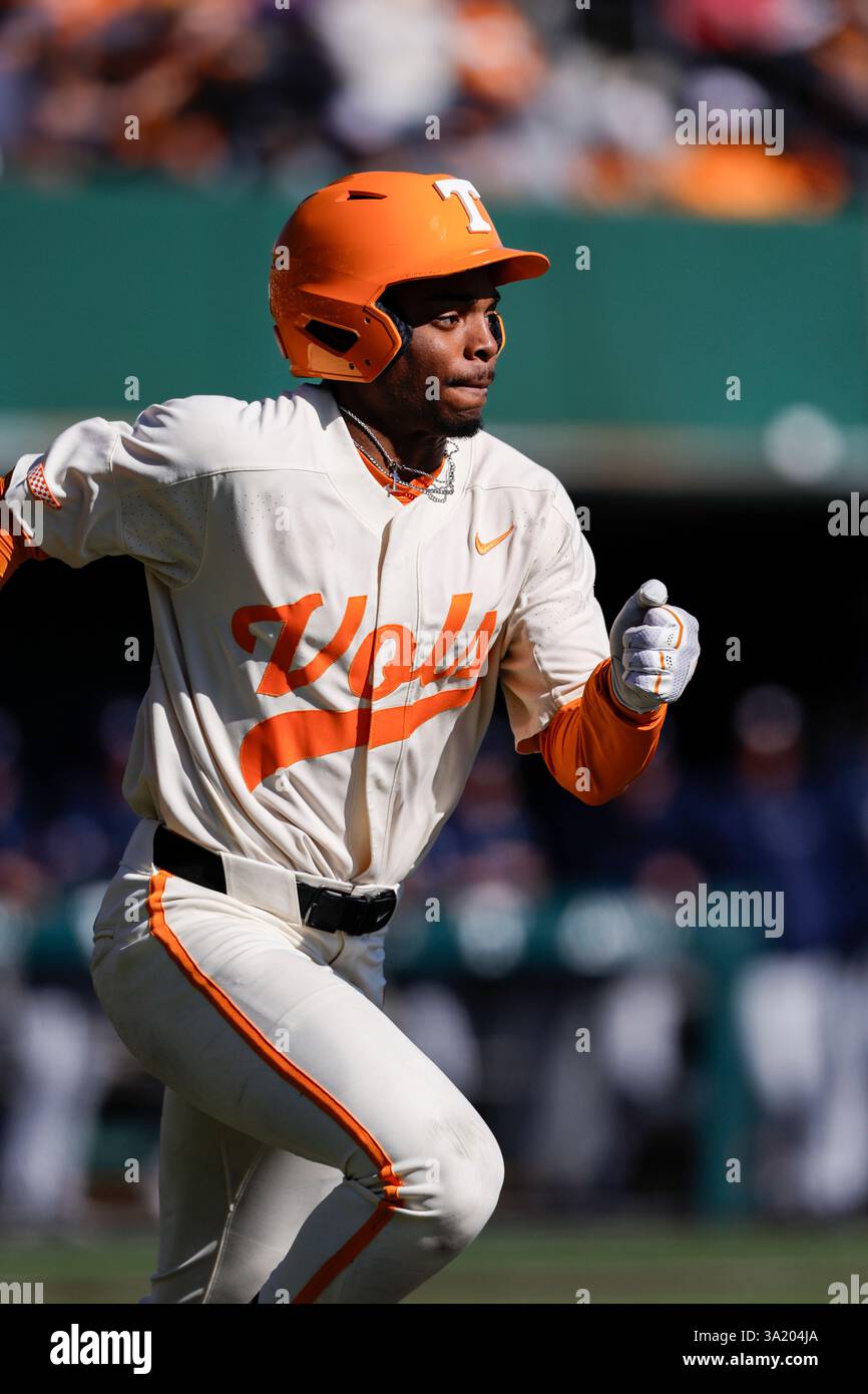 Tennessee Volunteers designated hitter Jay Abernathy (8) hustles to ...