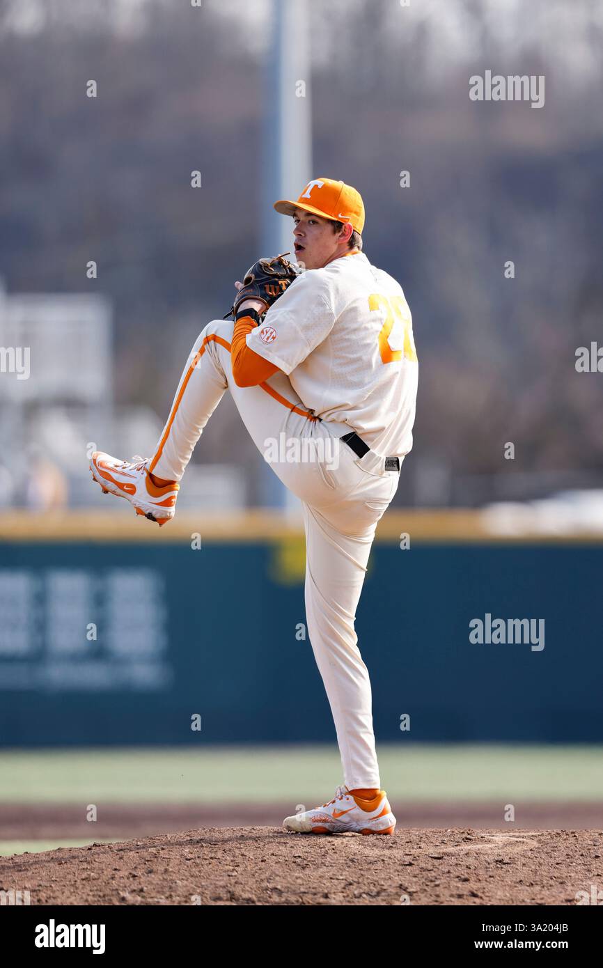 Tennessee Volunteers relief pitcher Ryan Combs (28) in action against ...