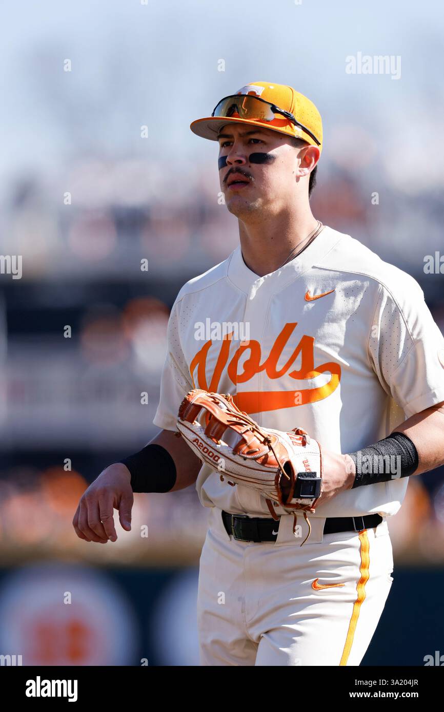 Tennessee Volunteers center fielder Hunter Ensley (9) in action against ...