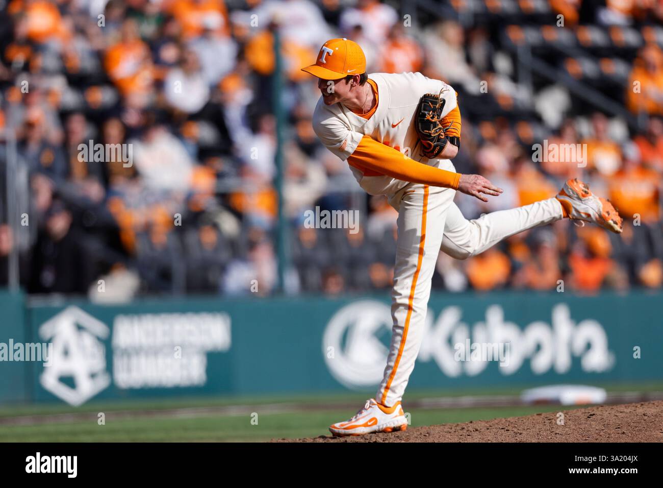 Tennessee Volunteers relief pitcher Ryan Combs (28) in action against ...