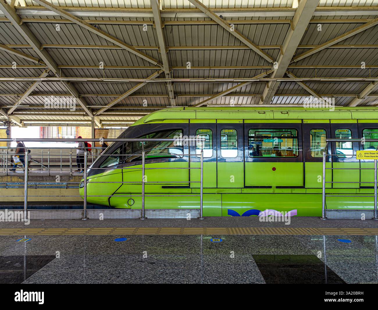 02 25 2024 Green Mono-Rail just entering the Lower Parel Station runes ...