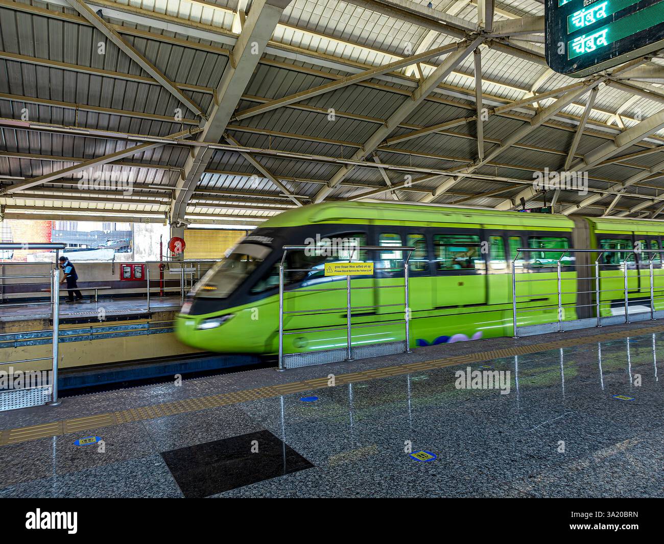 02 25 2024 Green Mono-Rail just entering the Lower Parel Station runes ...