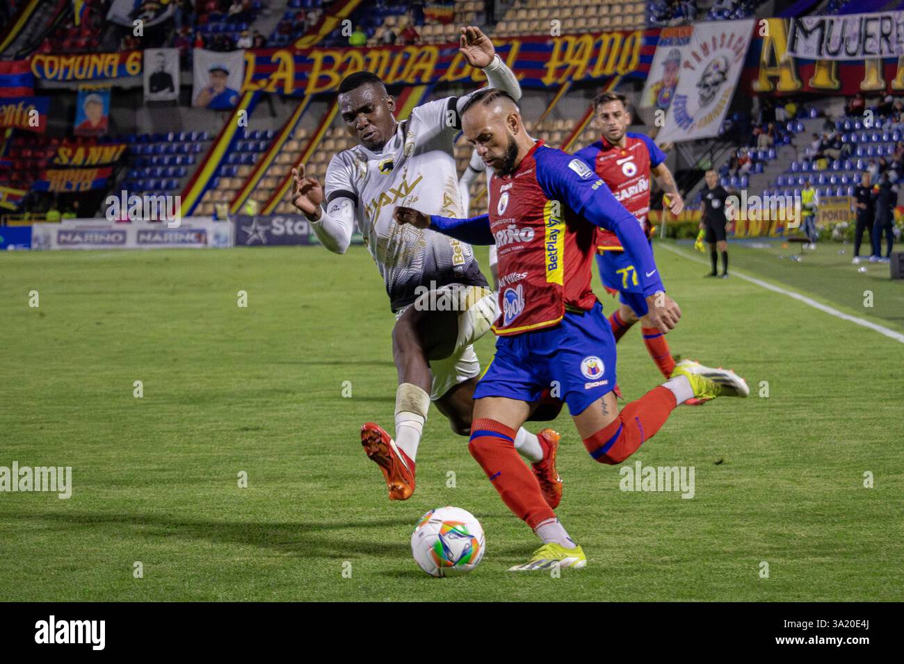 Llaneros' F.C's Jaison Mina (L) fights the ball with Deportivo Pasto's ...