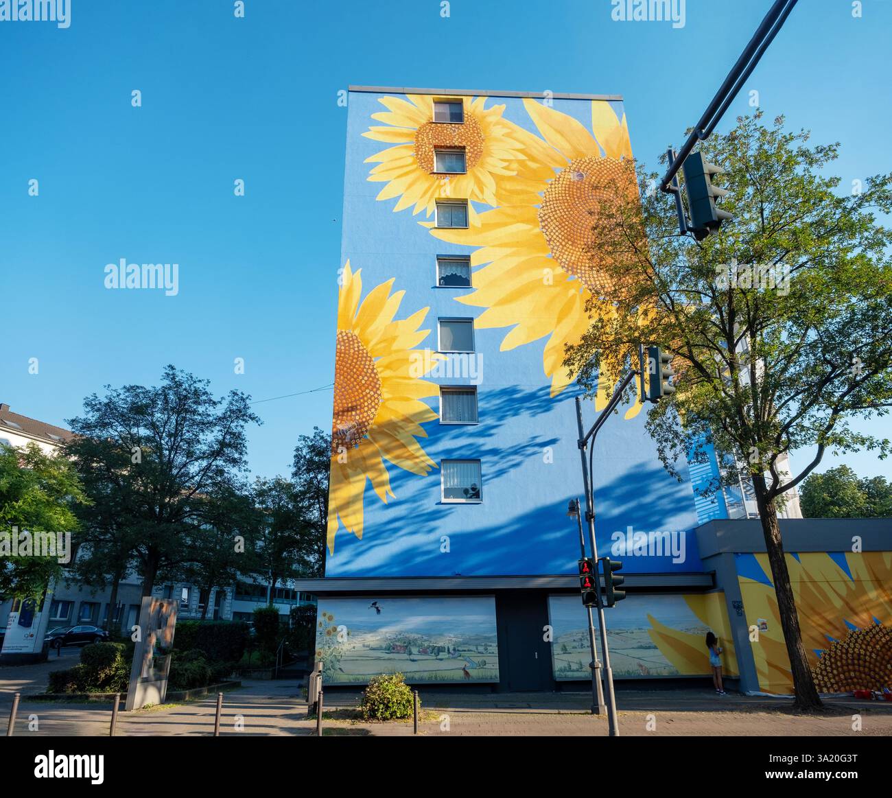 Stunning sunflower mural transforms an urban building into a radiant ...