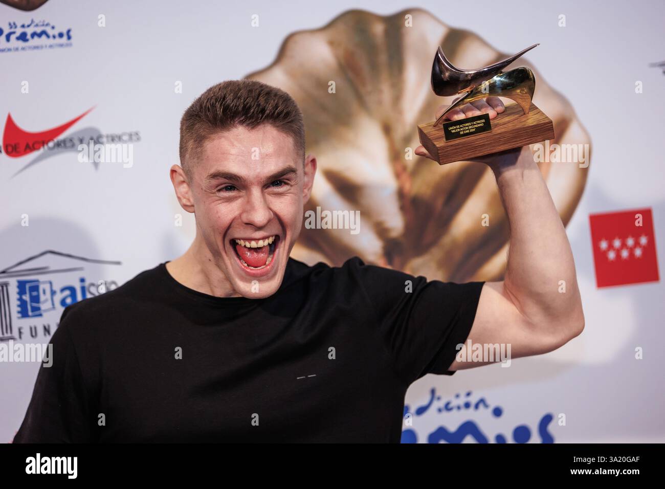 Patrick Criado holds the Best Leading Actor in Cinema Award for "La ...