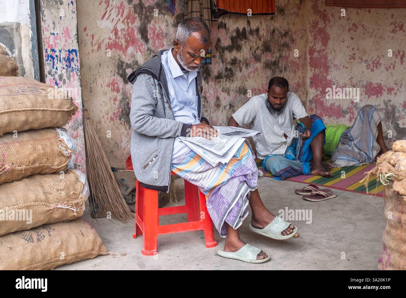 Local man reading the newspaper , Dhaka, Bangladesh Stock Photo - Alamy