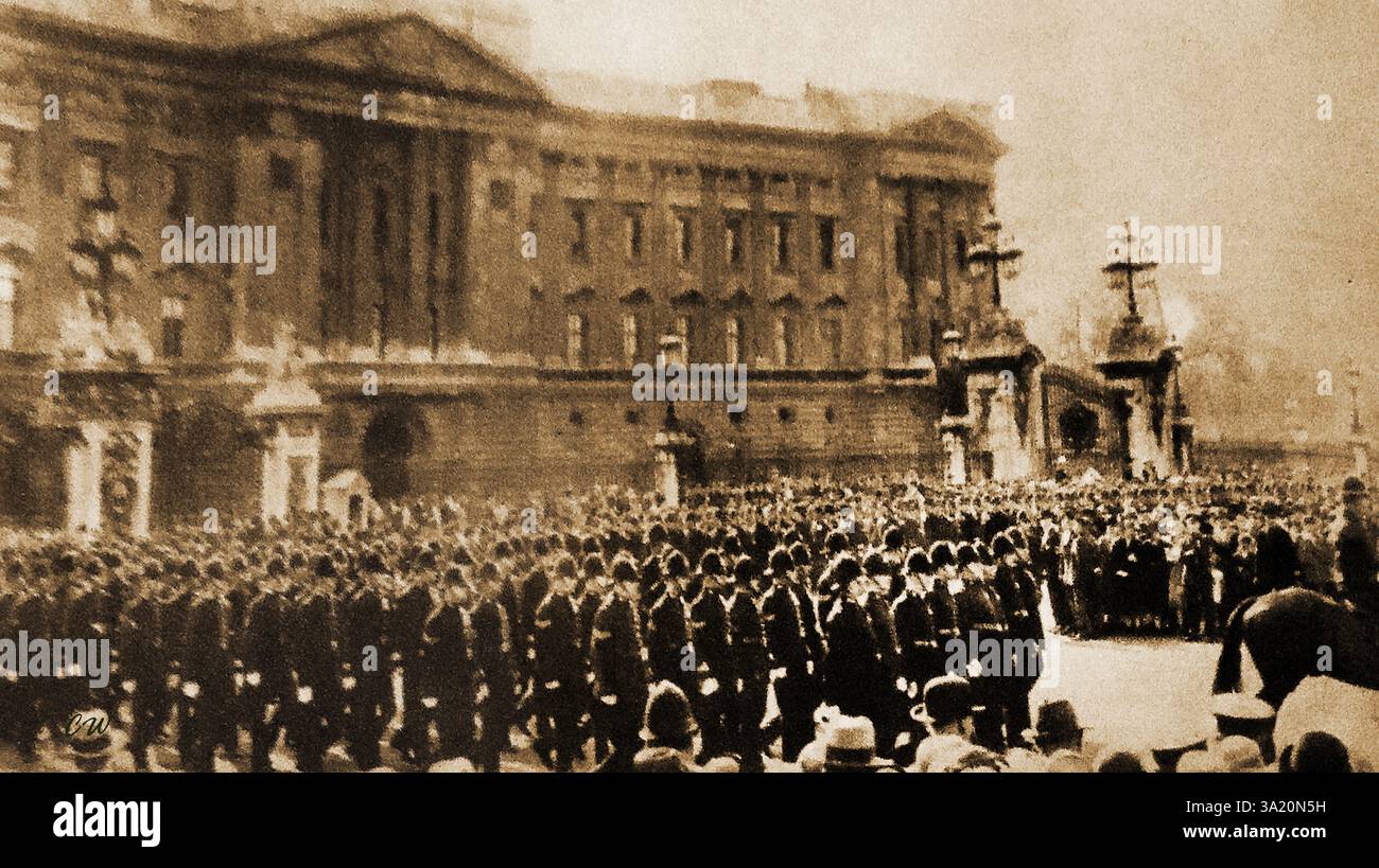 1929 Police march past Buckingham Palace during the centenary ...