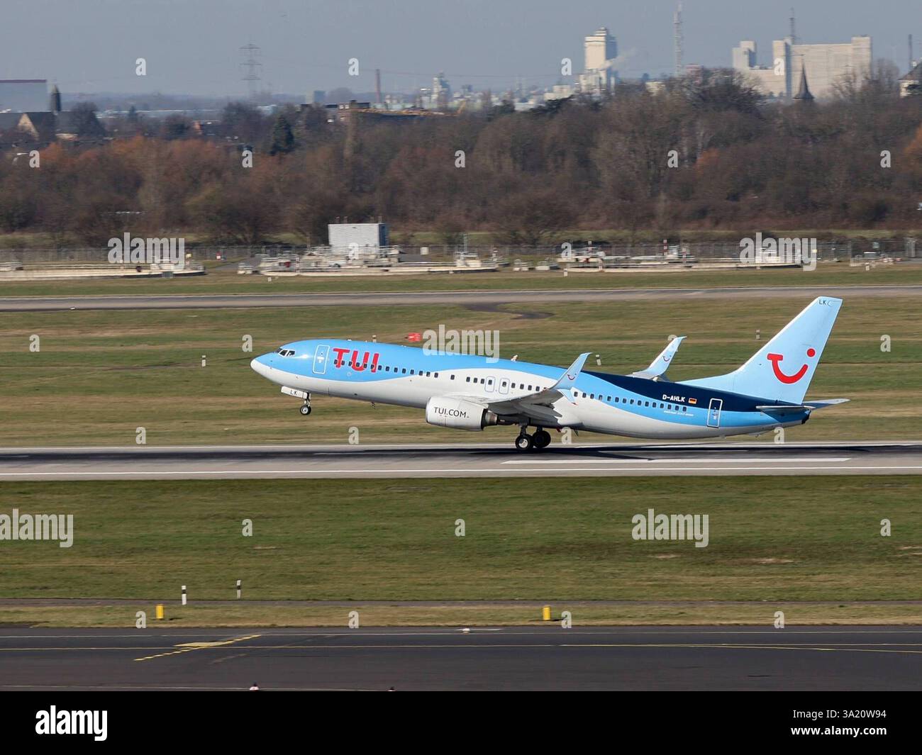 D-AHLK TUIfly Boeing 737-8K5 am Flughafen Düsseldorf. DUS EDDL ...