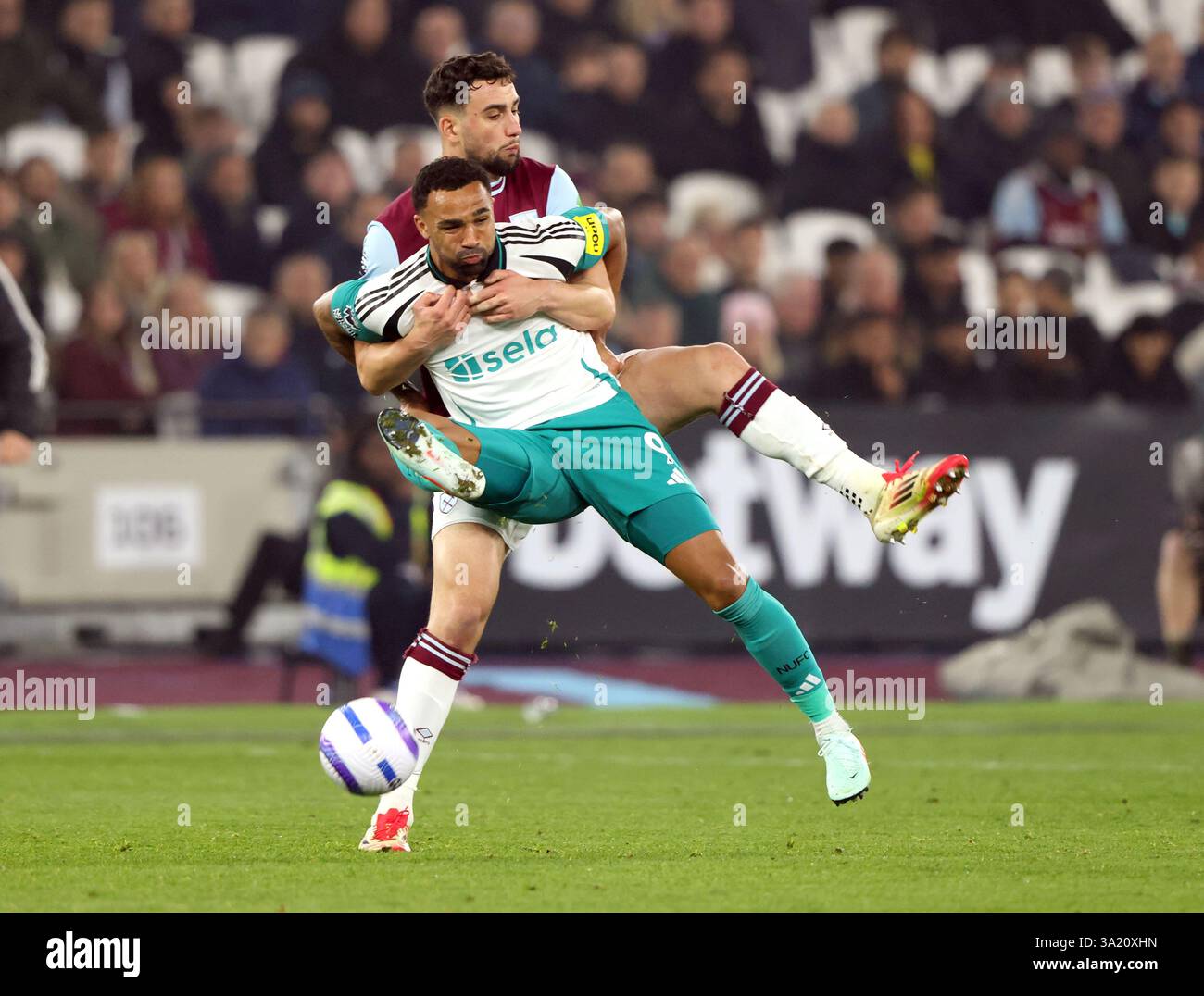 London, UK. 10th Mar, 2025. Callum Wilson (NU) Maximilian Kilman (WHU ...