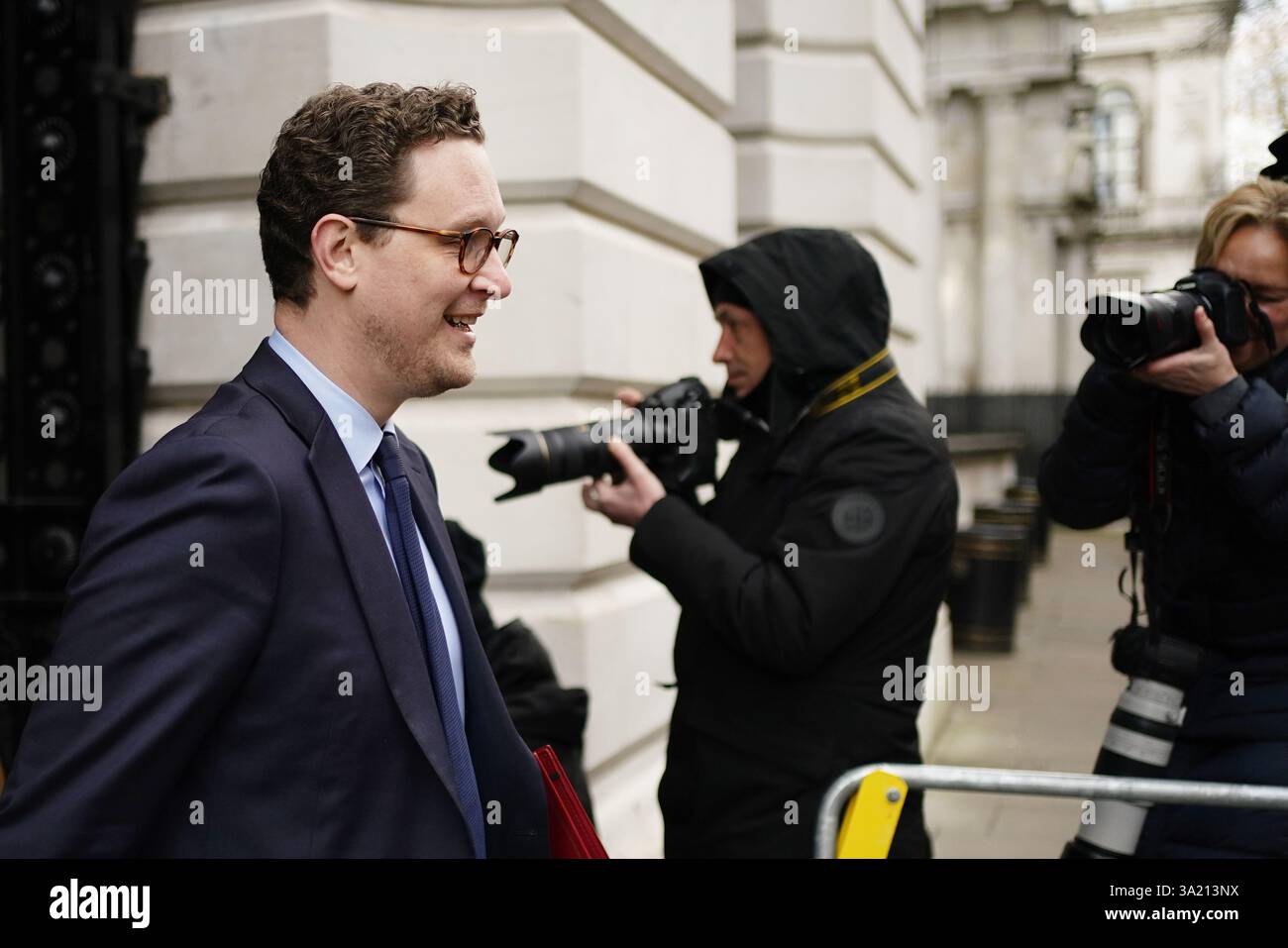 Chief Secretary to the Treasury Darren Jones arrives in Downing Street ...