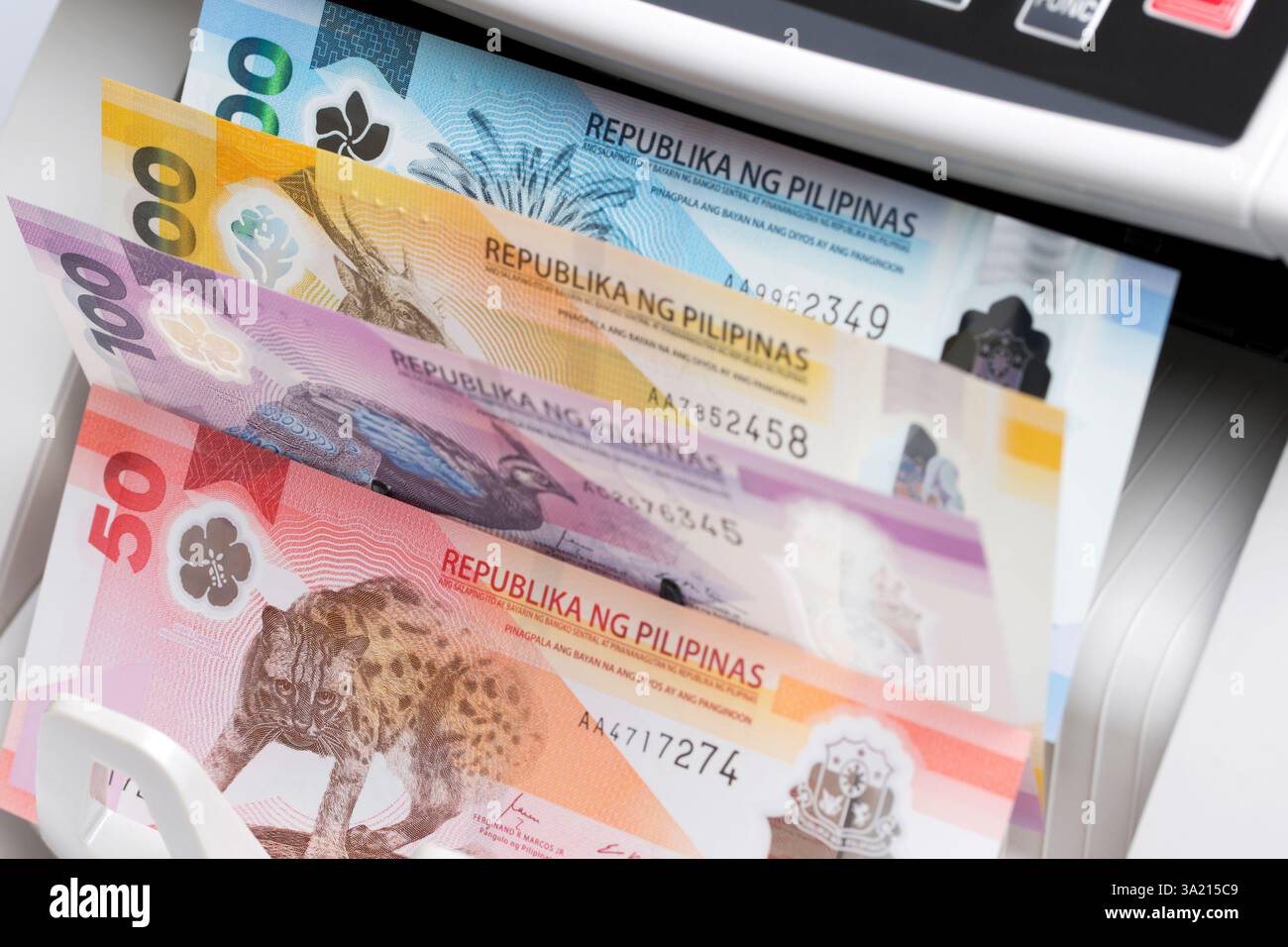 Philippine money - peso in the counting machine Stock Photo - Alamy