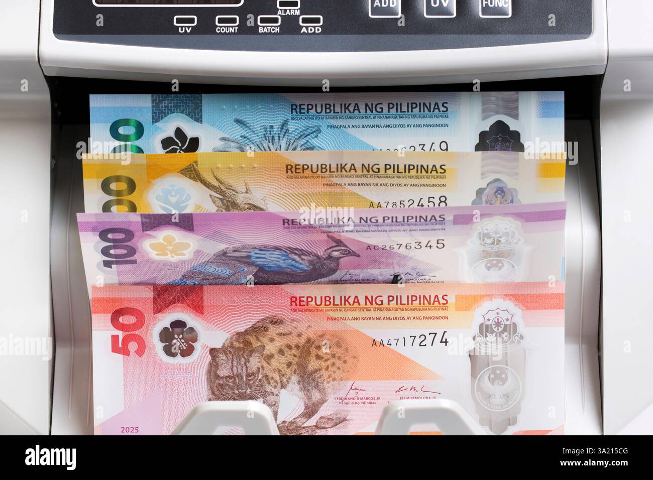 Philippine money - peso in the counting machine Stock Photo - Alamy