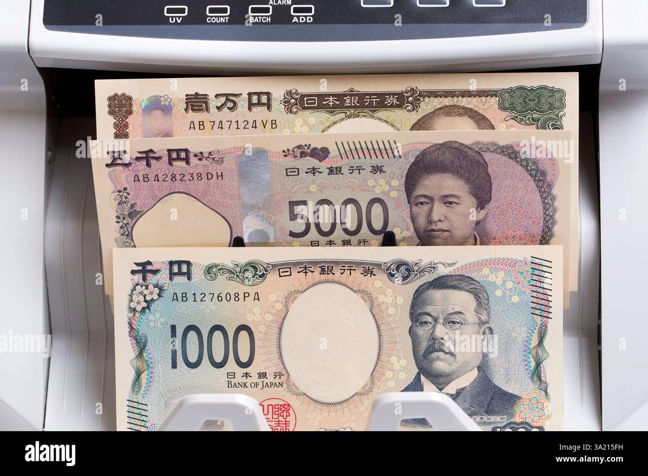 Japanese money - yen in the counting machine Stock Photo - Alamy
