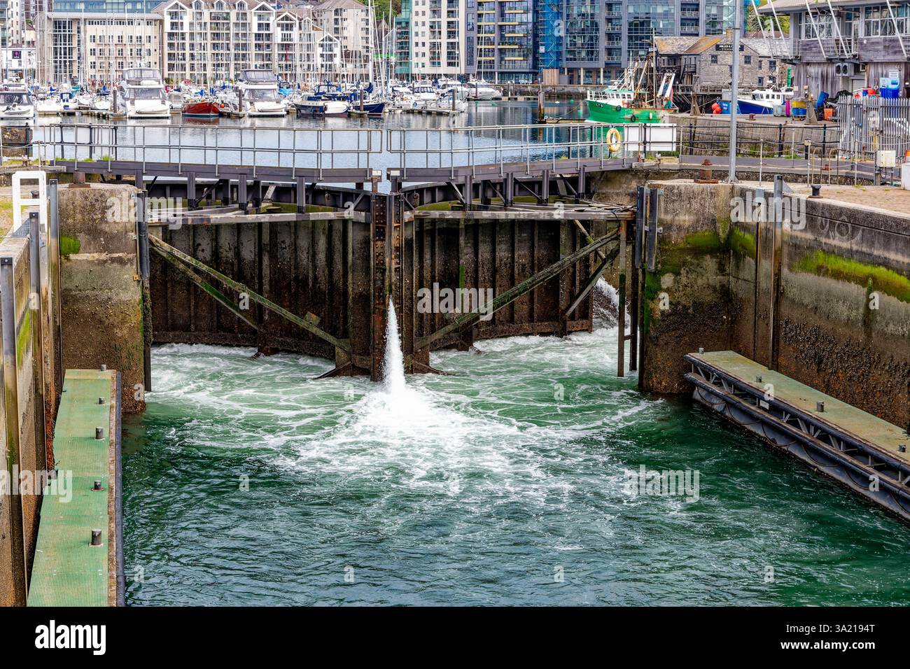 Image of Lock and Closed Lock Gates at the Entrance to Sutton Harbour ...